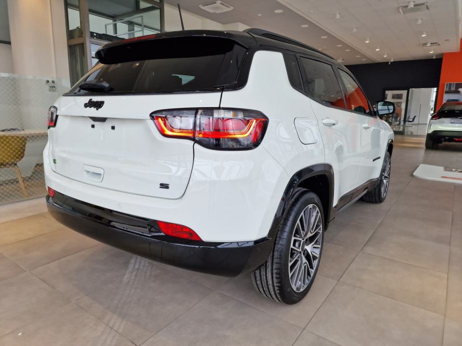 Jeep Compass 1.5 e-Hybrid Summit automatik, 2024 god.