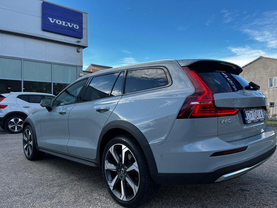 Volvo V60 CC B4(D) A AWD Advanced Bright, 2023 god.