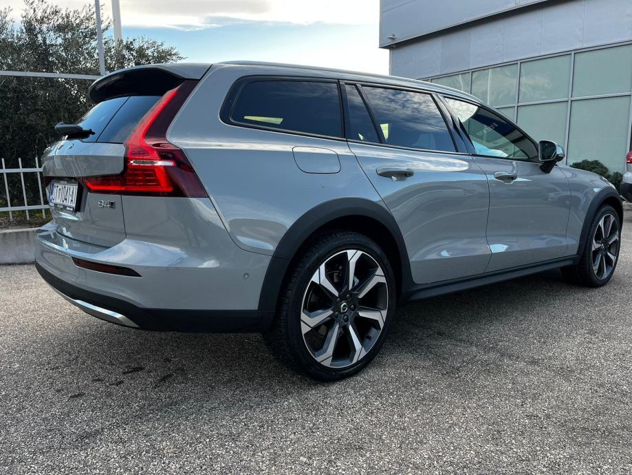 Volvo V60 CC B4(D) A AWD Advanced Bright, 2023 god.