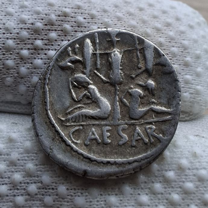 GAJ JULIJE CEZAR (46-45 BC). Rimska Kovanica. Vojni denar. Galski rat.