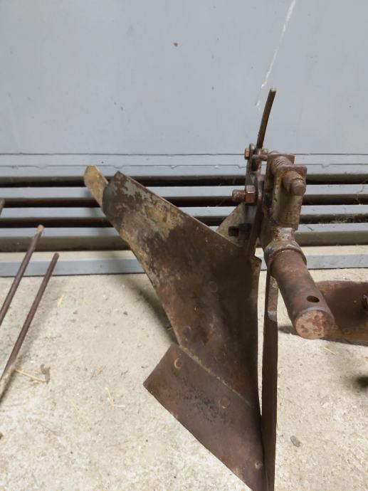 Labin Progres priključak za plug i 3 pluga