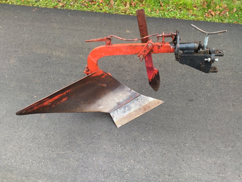 PLUG ZA TRAKTOR TOMO VINKOVIĆ