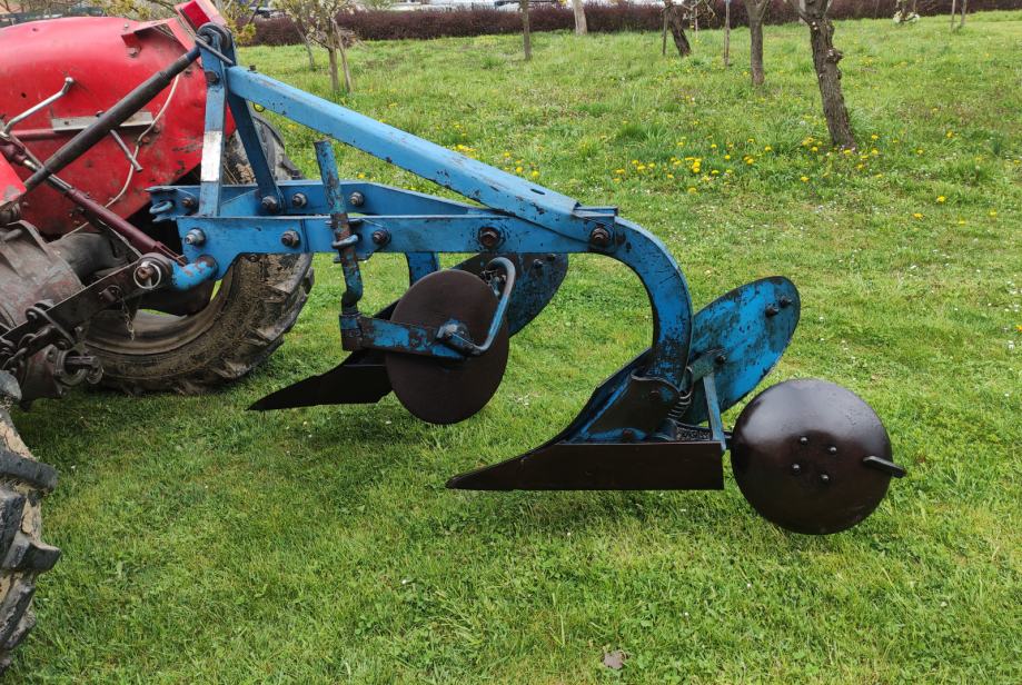 Prodajem dvobrazni plug OLT