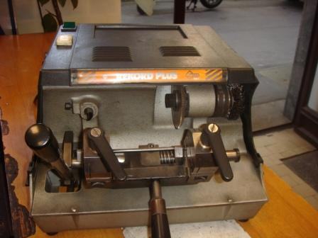 STROJ ZA IZRADU KLJUČEVA SILCA REKORD PLUS