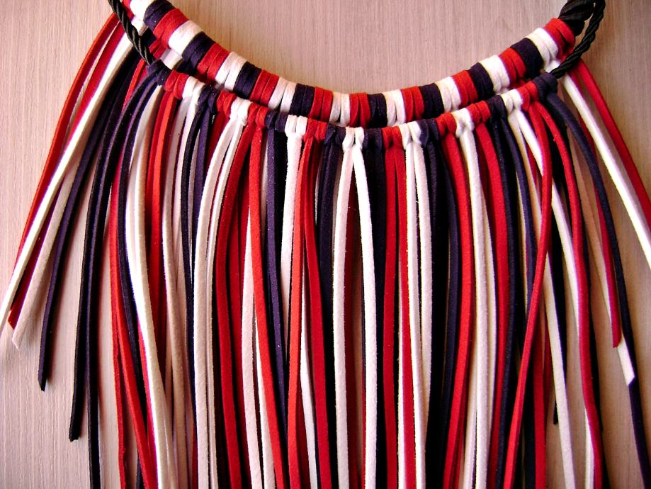 BOHO ogrlica,ručno rađena sa bordo, bijelim i tamnoplavim resama