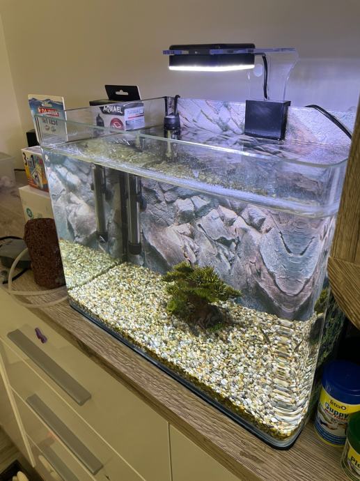 akvarij 30L sa opremom (grijač,pumpa+vulkan,filter,LED) i 10-ak ribica