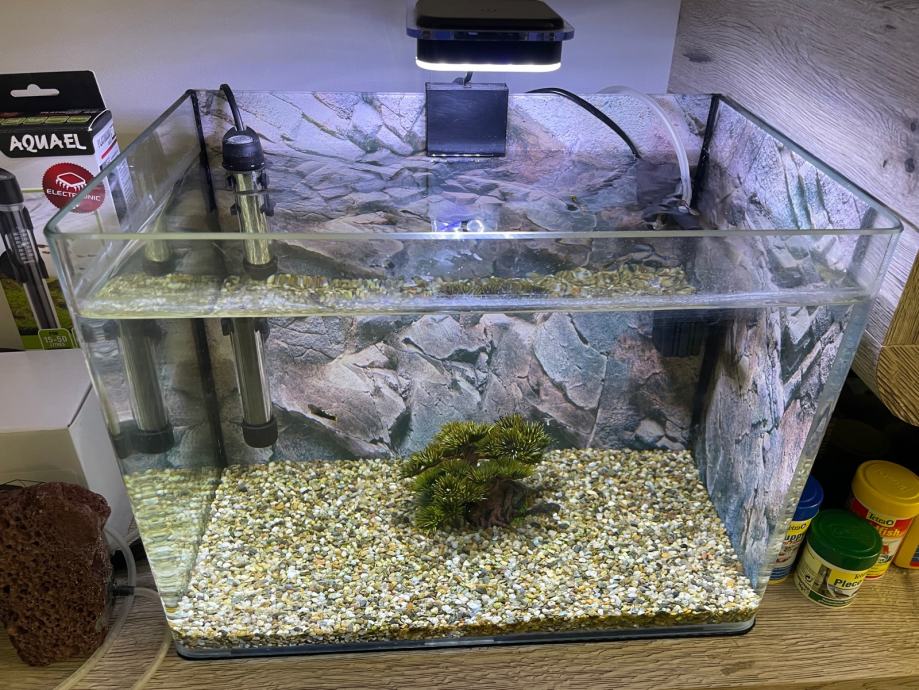 akvarij 30L sa opremom (grijač,pumpa+vulkan,filter,LED) i 10-ak ribica