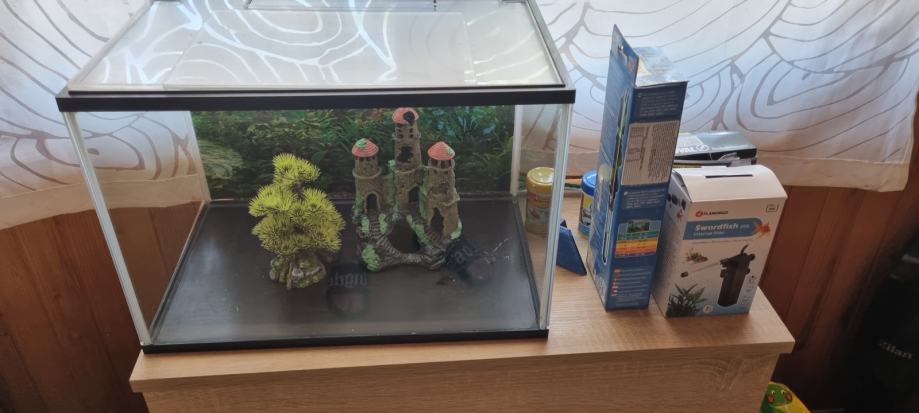 Akvarij za ribice + sva oprema