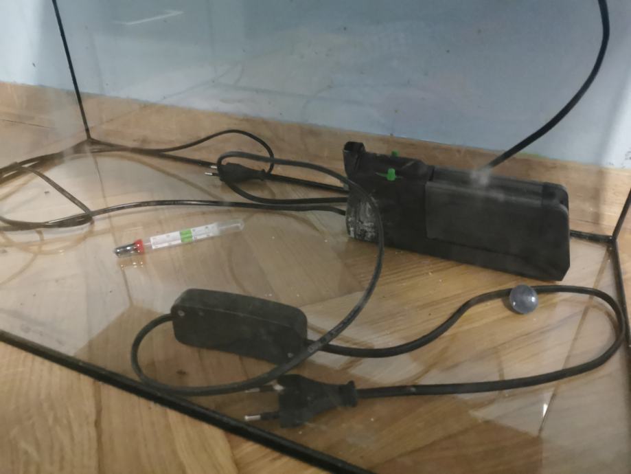 Akvarij sa svom opremom _Aqua Szut