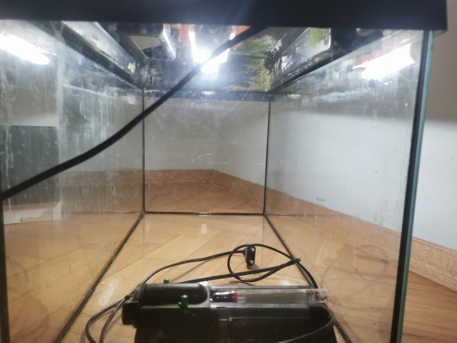 Akvarij sa svom opremom _Aqua Szut