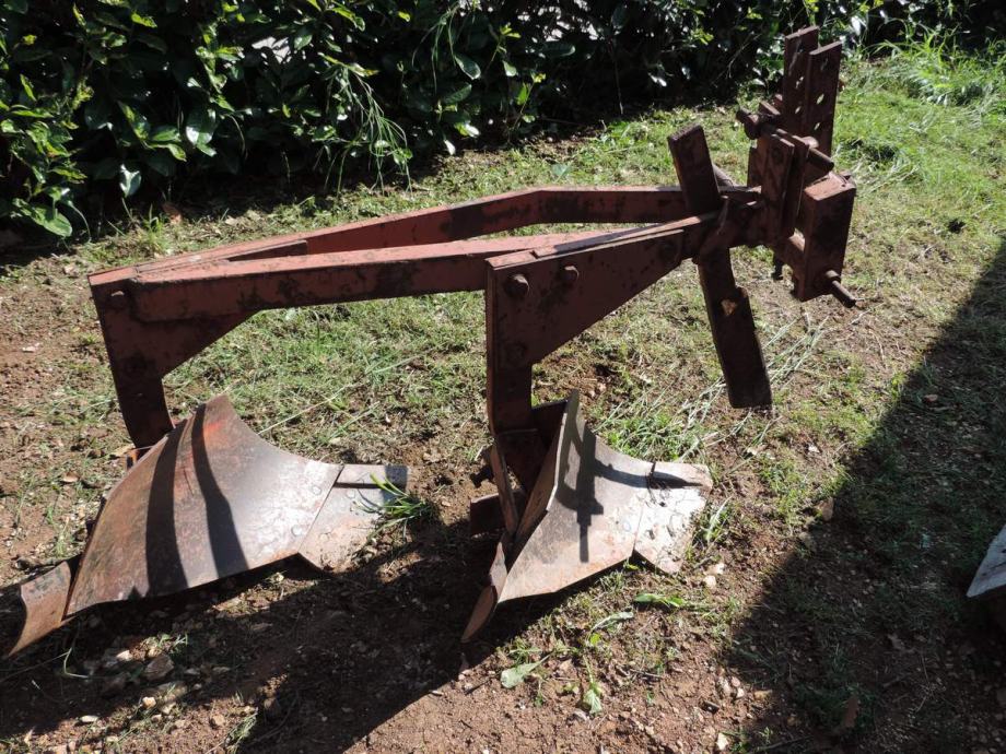 Dvobrazni plug za mali traktor