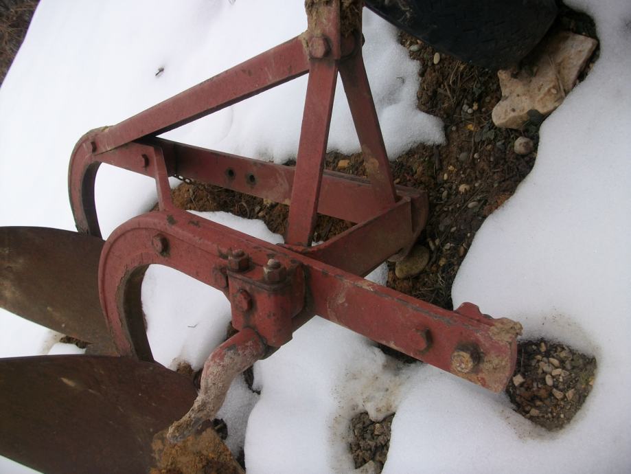 plug za traktor POVOLJNO..........