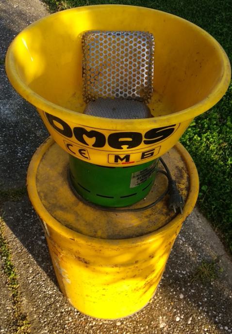 MLIN ZA KUKURUZ OMAS M6 ELEKTRIČNI NA 220 V ~ SA POSUDOM