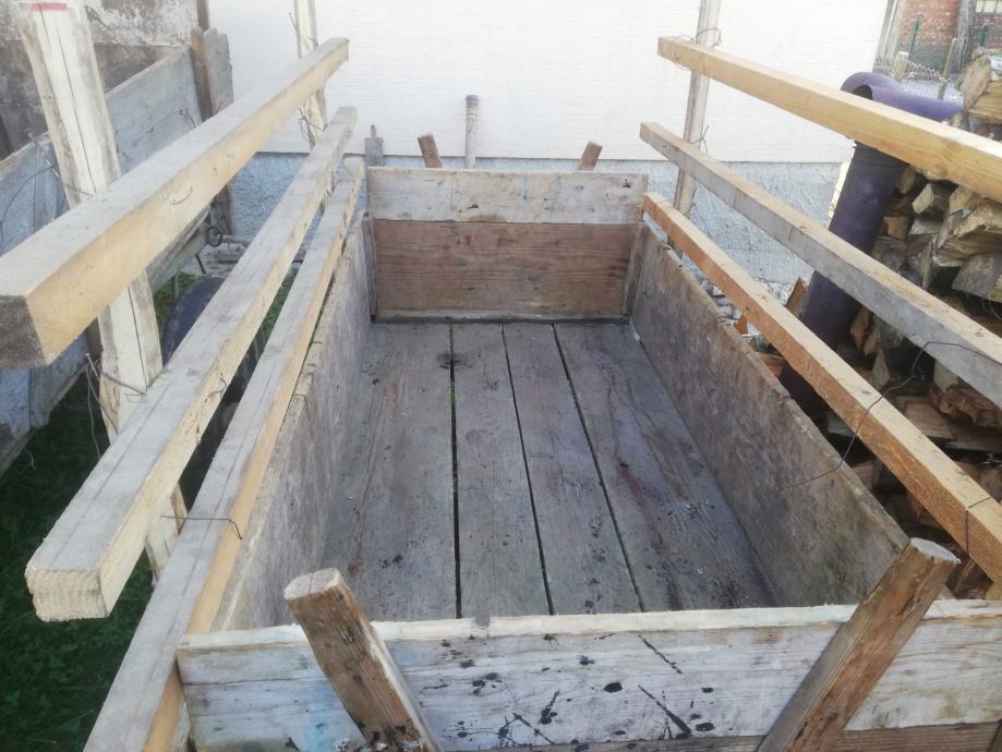 Prikolica za traktor jedno osovinka kao nova