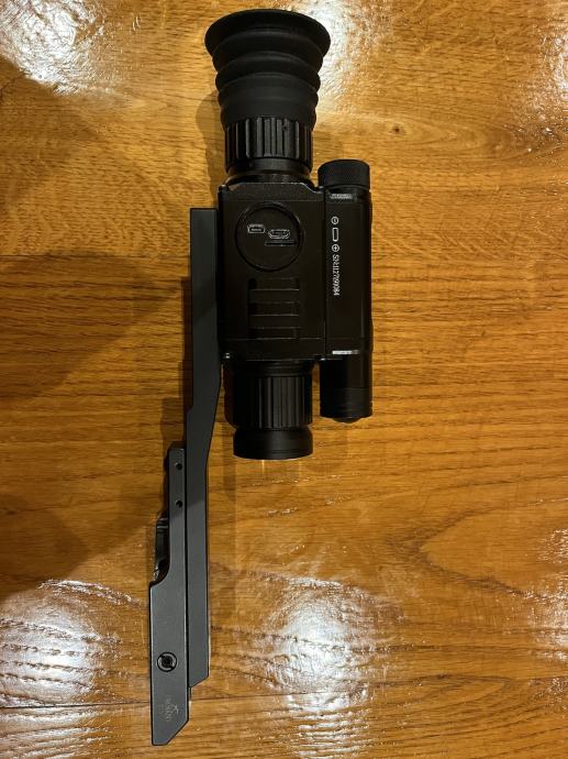 Nočna optika PARD 008 sa brzoskidajučim nosačem