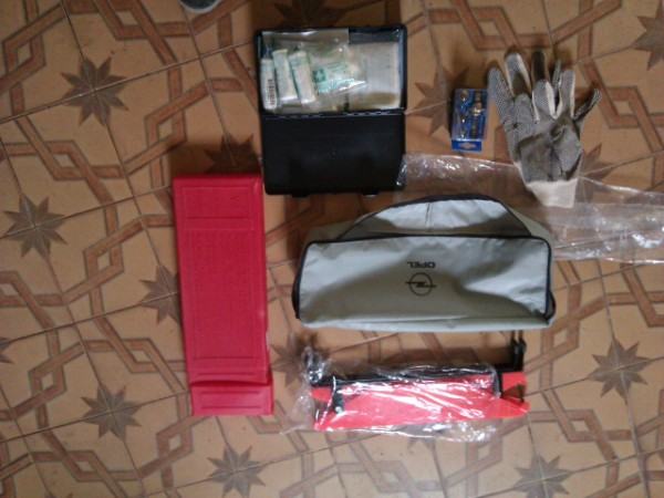 Paket za auto (prva pomoć,trokut,žarulje)