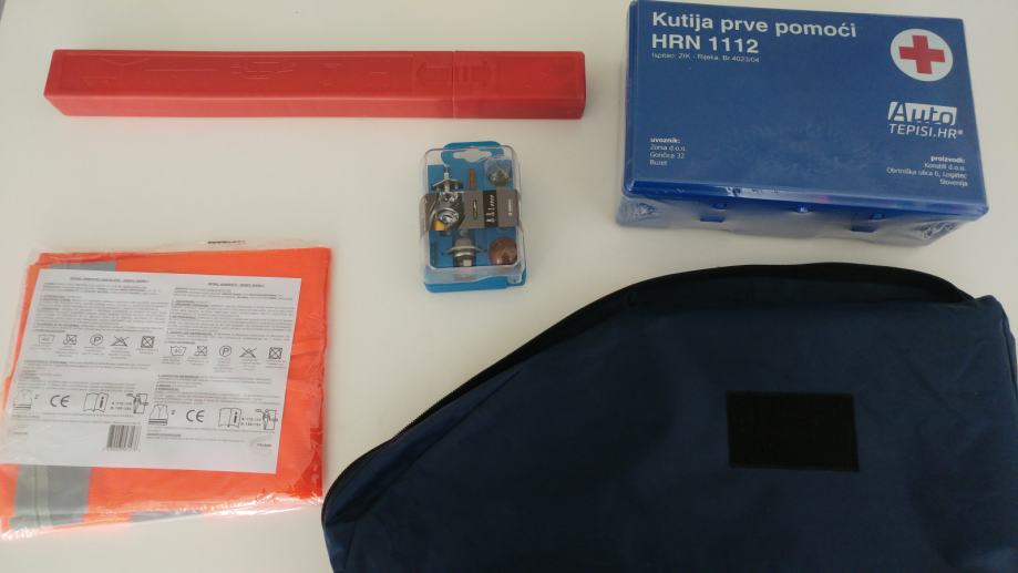 set obavezne auto opreme (prsluk, prva pomoć, trokut, set žarulja)