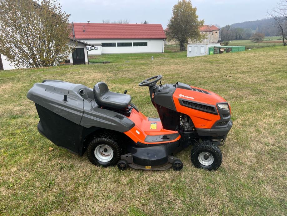 Traktor kosilica Husqvarna Tc142 hidrostatska, 2015 god.