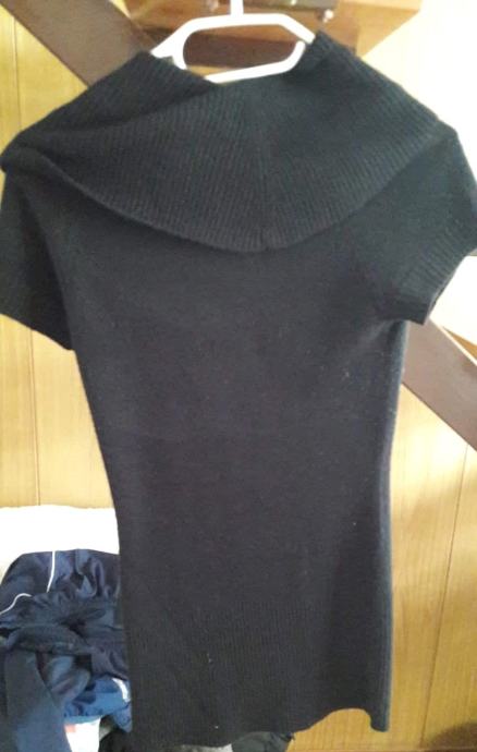 Kožni prsluk, siva suknja, crni pulover bez rukava i crne čizmice