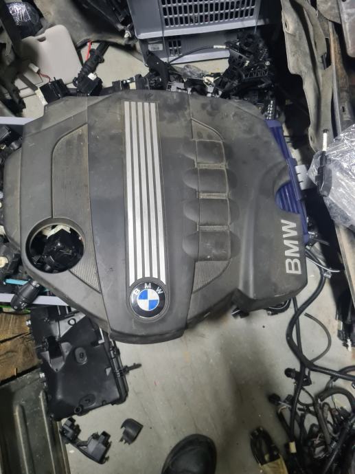 Bmw e87/e90. 2.0d. Poklopac motora