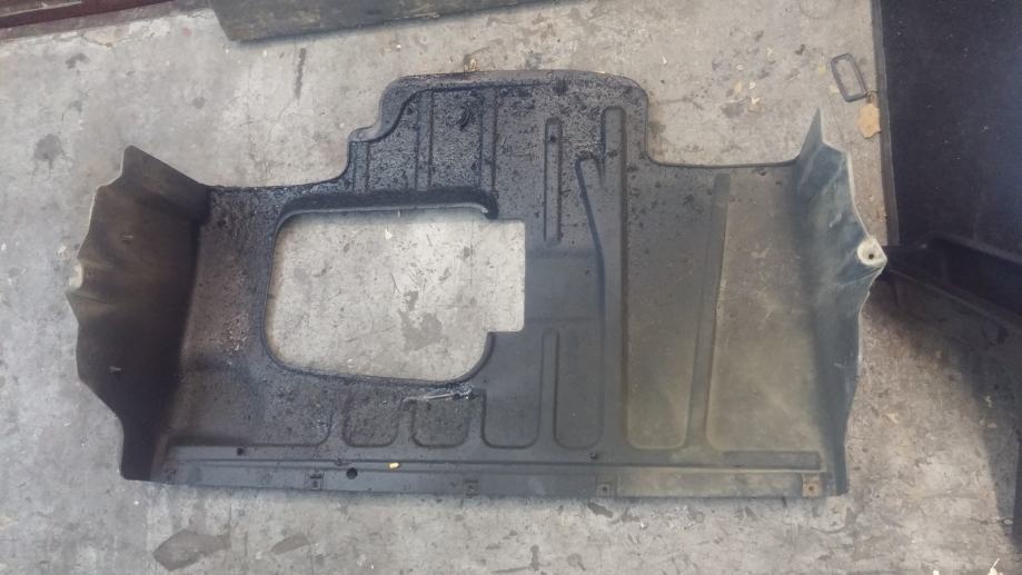 Plastika ispod motora golf 2