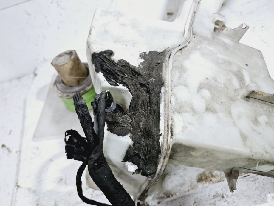 Vw Passat b7 3aa posuda vode za stakla 3AA955453G