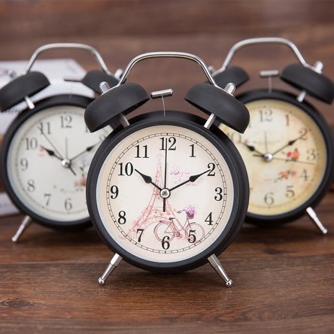 Retro sat budilica sa klasičnim zvonima