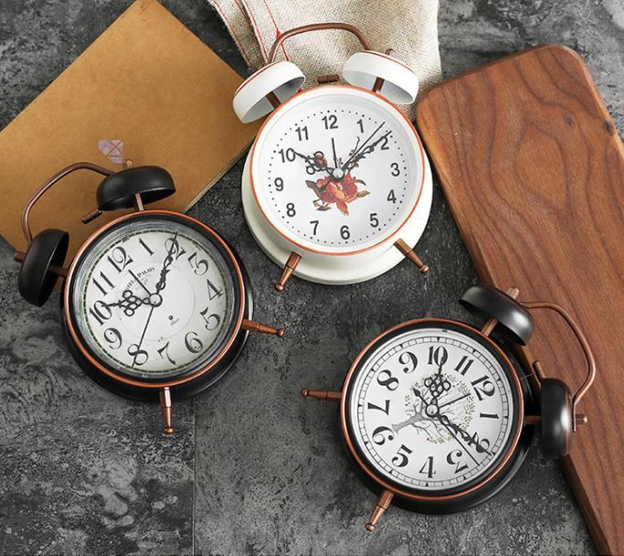 Retro sat budilica sa klasičnim zvonima