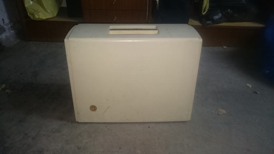 Singer 740 - šivaća mašina sa kutijom i dodatnom opremom