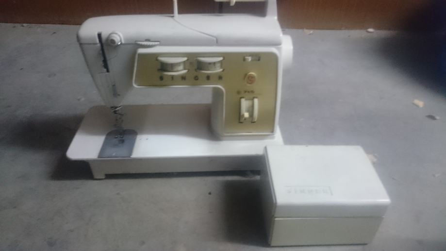 Singer 740 - šivaća mašina sa kutijom i dodatnom opremom