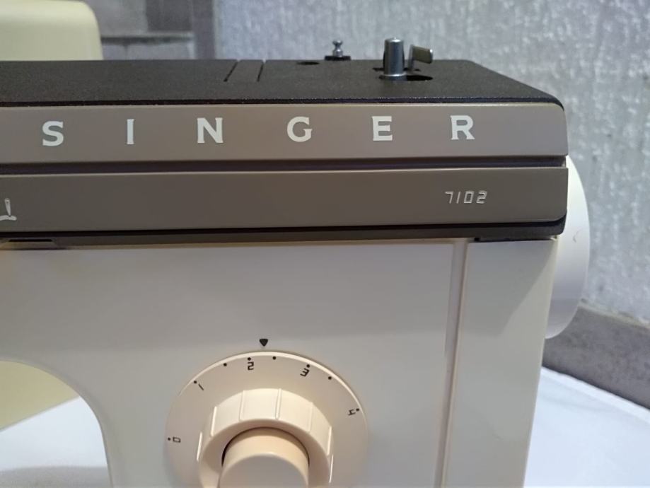 Šivača mašina Singer 7102
