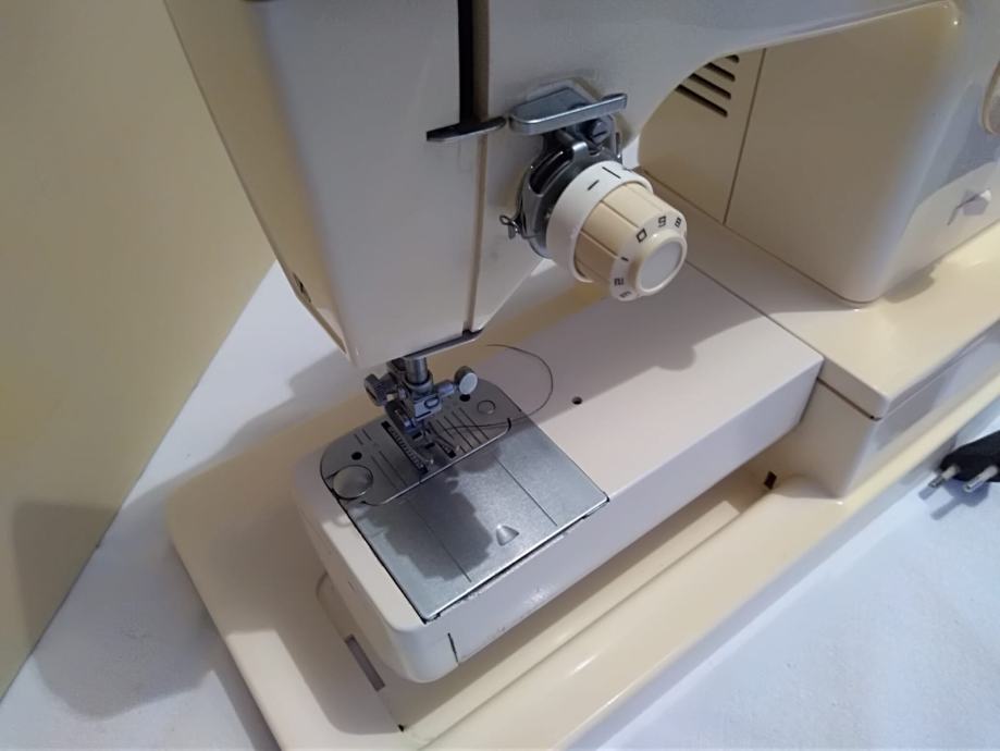 Šivača mašina Singer 7102