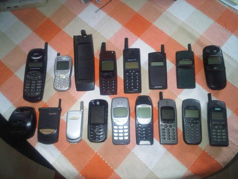 Razni stari mobiteli ispravni i neispravni sa punjačima i bez punjača