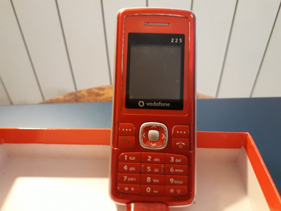 Vodafon 225 mobitel je u dobrom stanju na VIP mrežu,crvene boje!!!!!!!