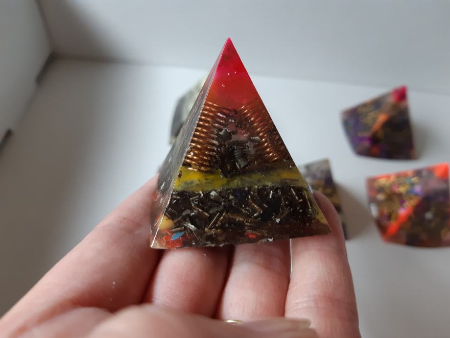 Orgonit piramide 4 cm, zastita od EMF zračenja