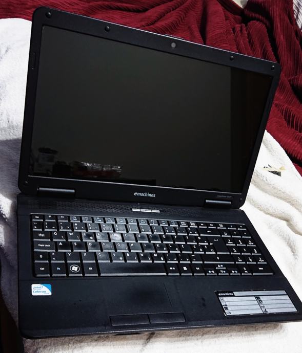 eMachines E527 (Celeron 900, 4GB DDR3 RAM) - NEISPRAVAN (touchpad)