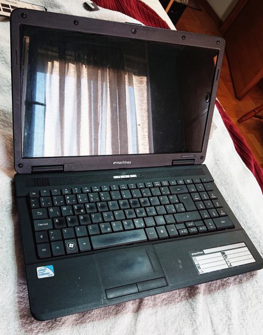 eMachines E527 (Celeron 900, 4GB DDR3 RAM) - NEISPRAVAN (touchpad)