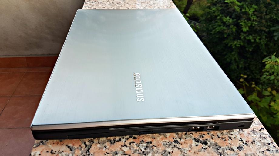 Samsung Intel i7 2670qm / 8 GB DDR3 / 500 GB HDD / GeForce 520MX