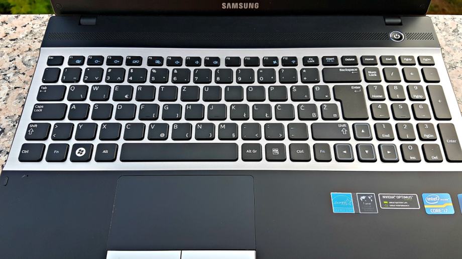 Samsung Intel i7 2670qm / 8 GB DDR3 / 500 GB HDD / GeForce 520MX
