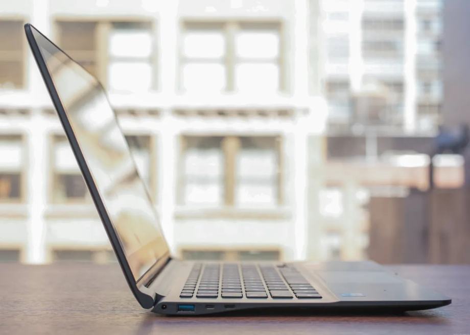 SAMSUNG LAPTOP -SUPER STANJE -TAC SCREEN -PROCESOR:AMD 4 COR