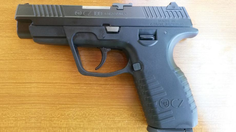 Prodaje se pištolj Češka Zbrojevka, Model: CZ 100, Kalibra: 9mm Luger