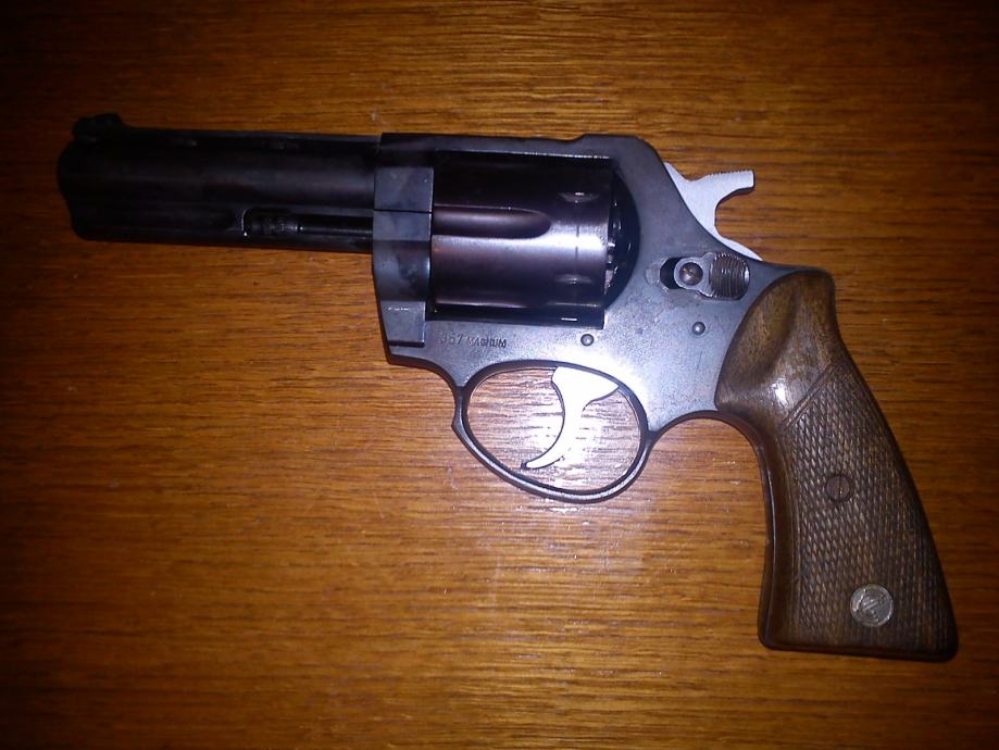 REVOLVER CZ 357 MAGNUM