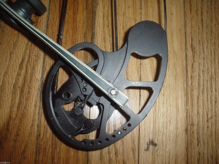 Složeni luk (compound bow) HOYT Magnatec XT 2000