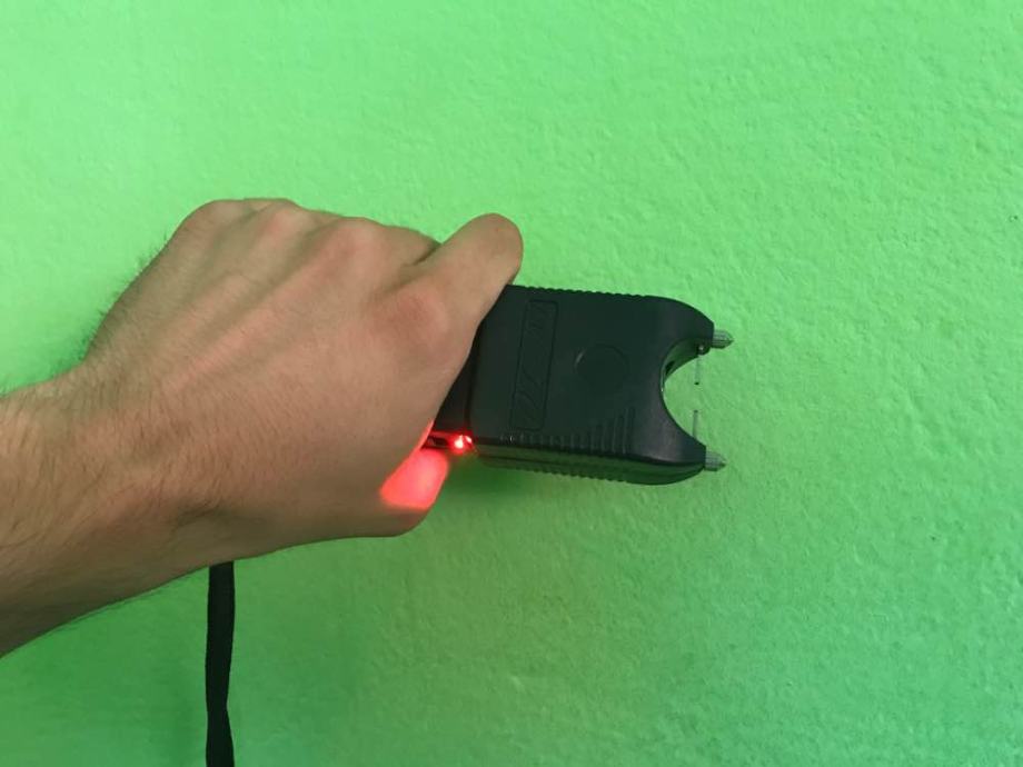 Snažni Elektro šoker za samoobranu (teaser, stunt gun,electro shocker)