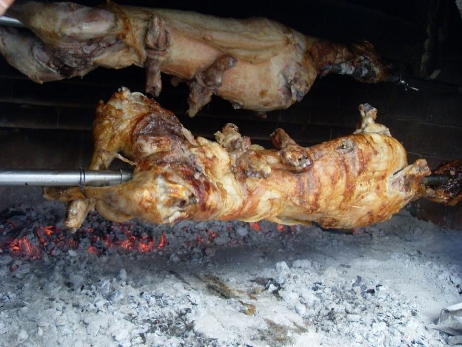 Janjetina za ražanj / janjci