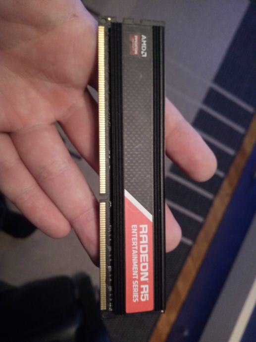 Komponente razne - memorija, napajanja, hard disk itd.