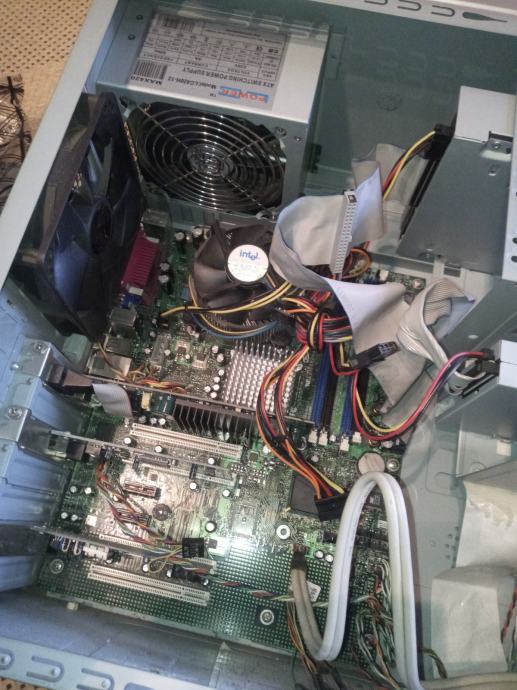 Komponente razne - memorija, napajanja, hard disk itd.