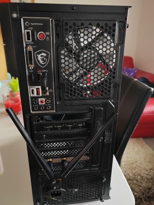 Gaming PC setup sa monitorom