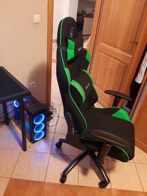 Prodajem Gaming PC s AOC 24 1ms ( 144Hz ) Monitorom