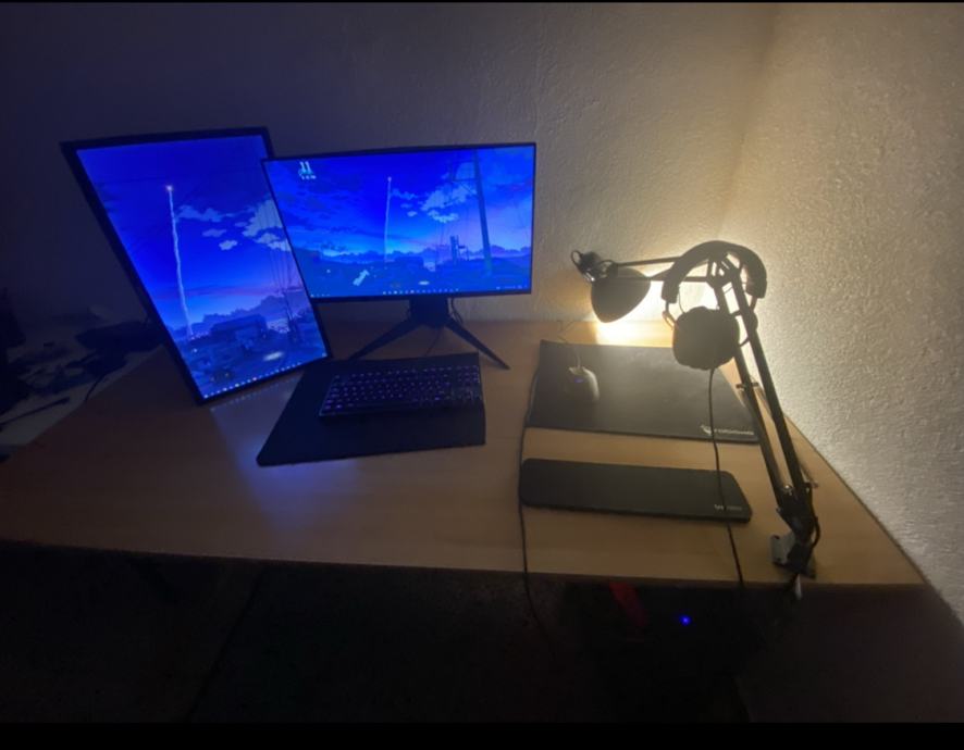 GAMING SETUP(Komp,dva monitora,slušalice...)